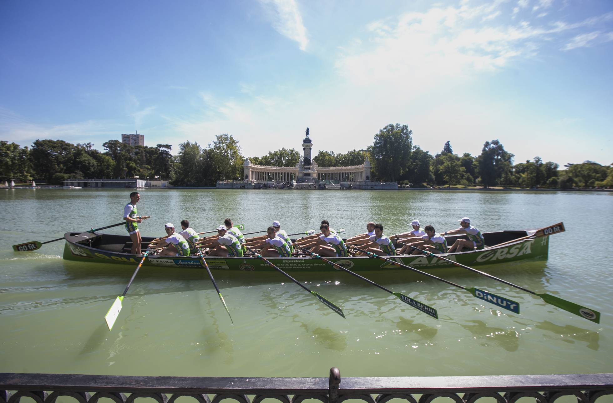 La trainera de Hondarribia exhibe su fuerza en El Retiro madrileño ...