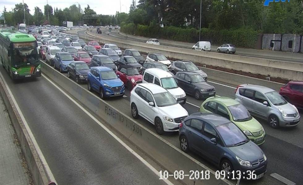 Un socavón obliga a cortar la A6 durante una hora en sentido Madrid ...