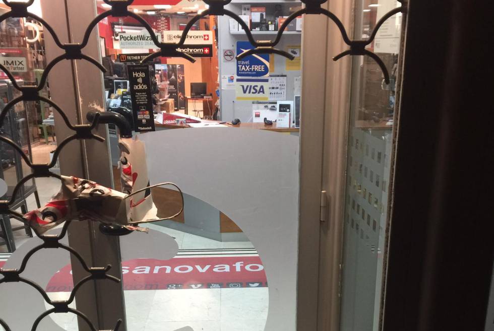 Tres ladrones desvalijan una tienda de fotografía en el distrito de ...