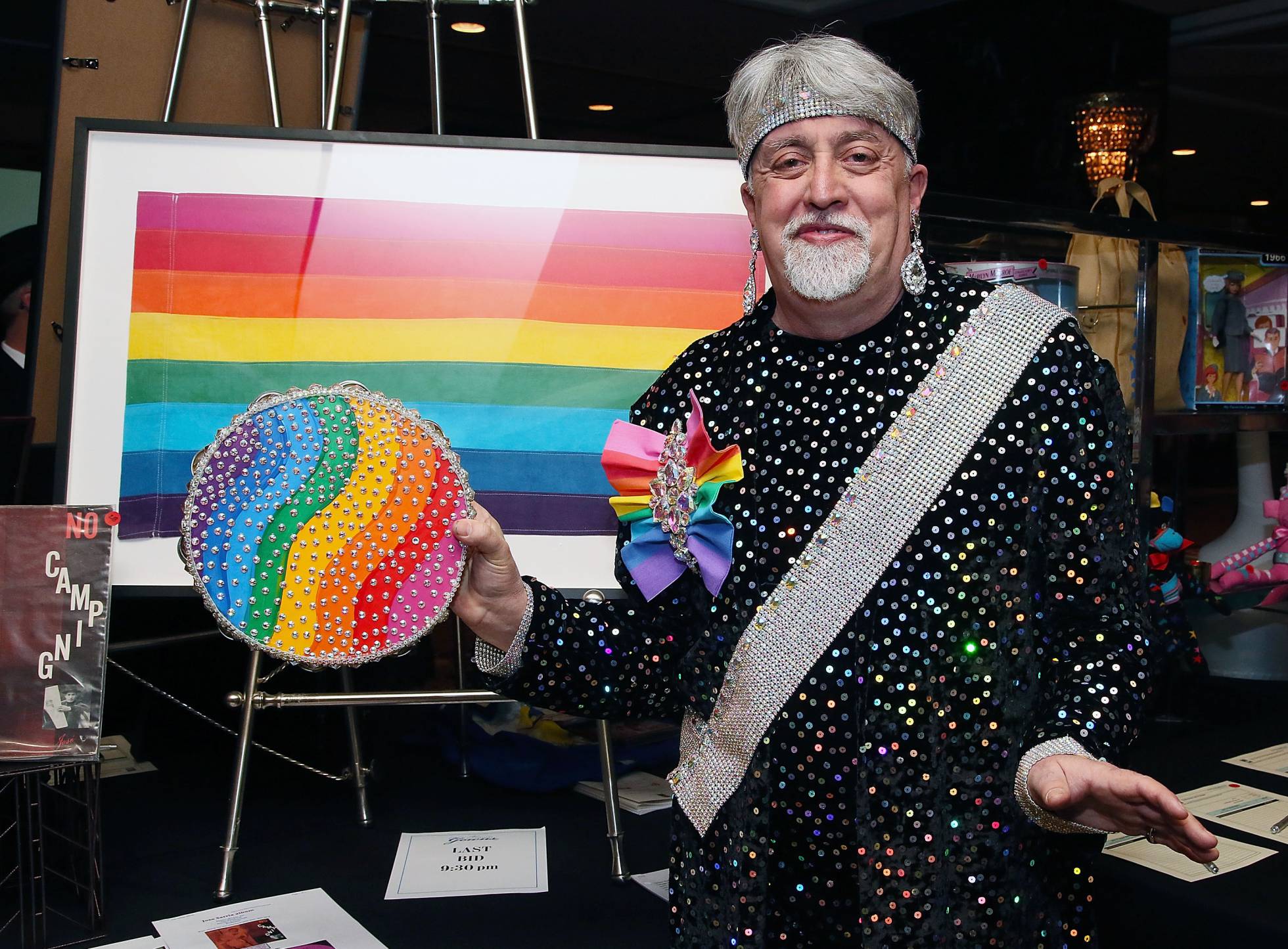 Gilbert Baker, el artista que dio color a la bandera del orgullo gay ...