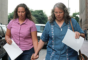 Shae Saur sale con su madre del Tribunal Federal en Houston, acusada ...