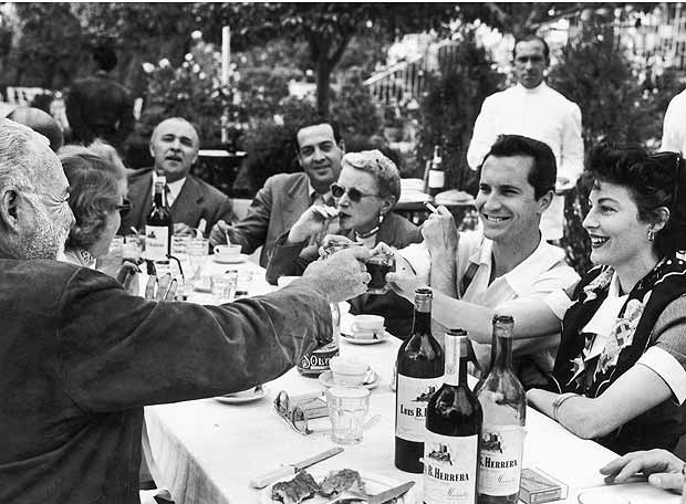 El novelista brinda con el torero Luis Miguel Dominguín | Edición ...