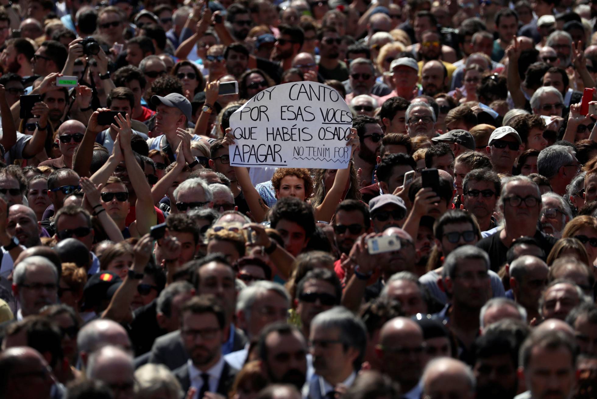 Fotos Homenaje A Las Víctimas Del Atentado De Barcelona Y Cambrils En