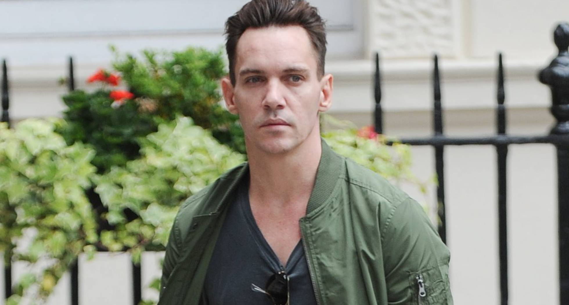 Jonathan Rhys-Meyers recae en el alcohol tras perder a su segundo hijo ...