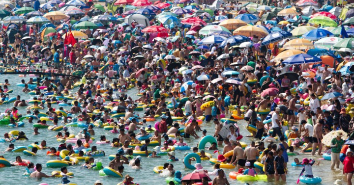Fotos de playas abarrotadas para consolarte si no estás de vacaciones ...